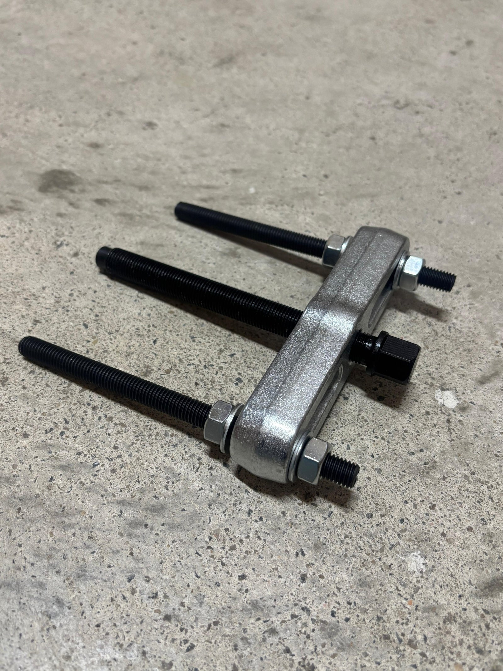 Aiko Bearing Separator Leg Puller | Model: BP1-TD900G