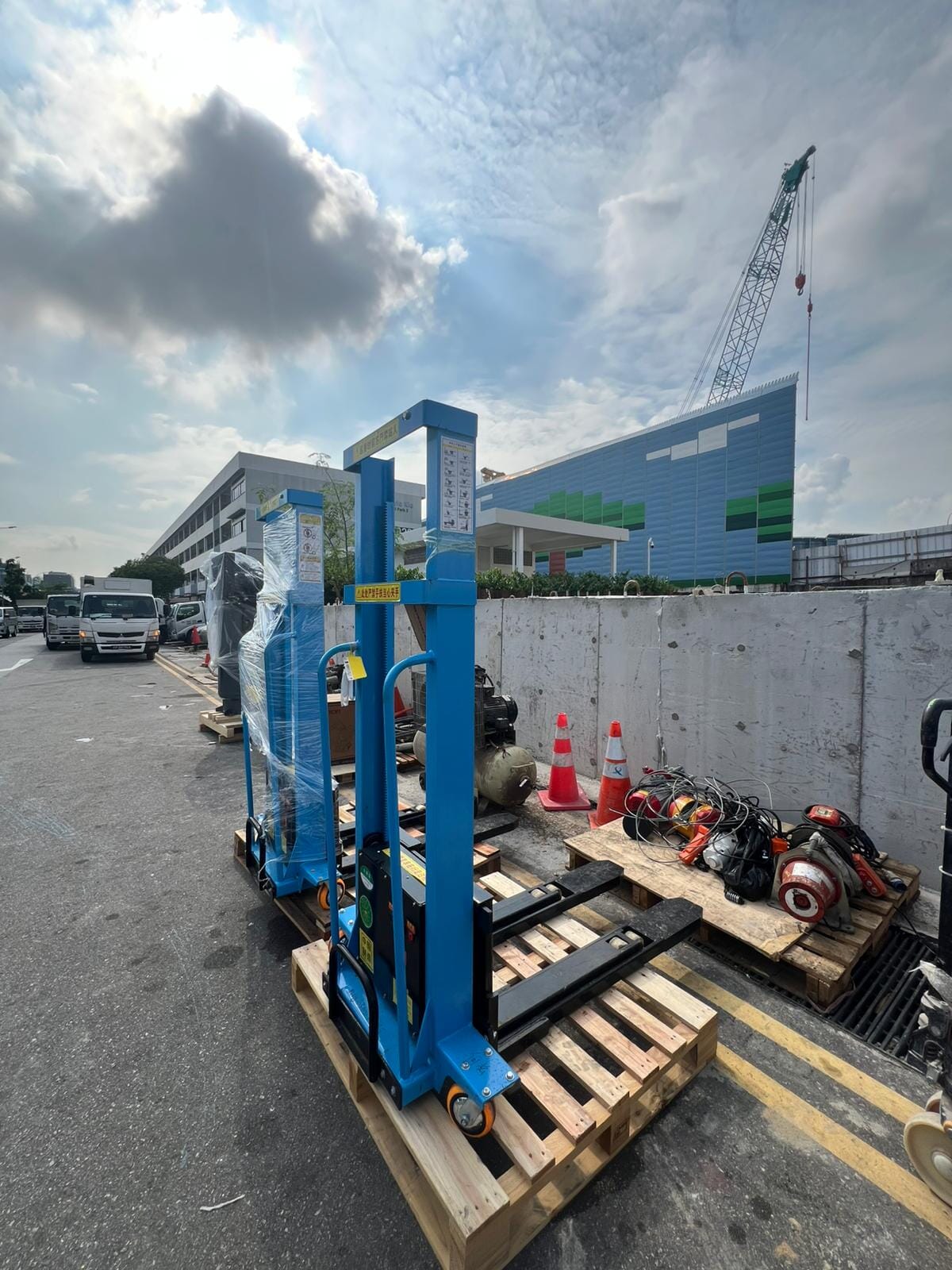 Aiko Semi Self Lifting Electric Stacker DC 800kg 1.3m Can Up Lorry | M