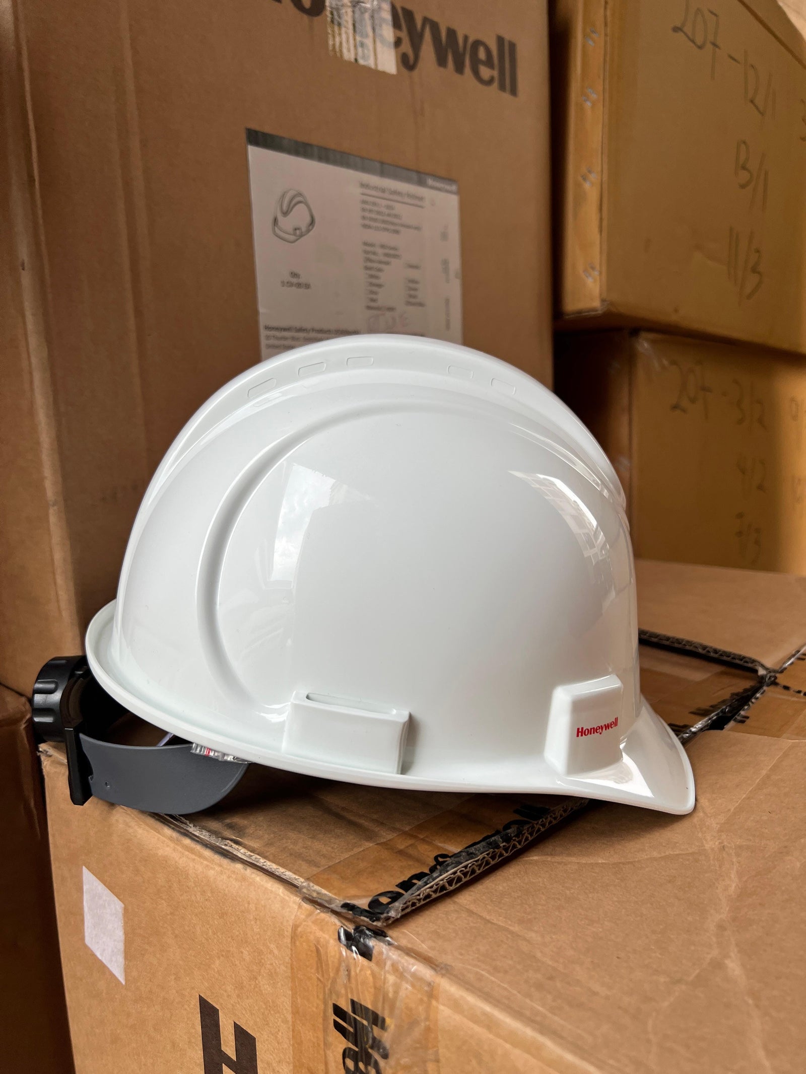 Honeywell North White Safety Helmet With Chin Strap (NSB10001) | Model