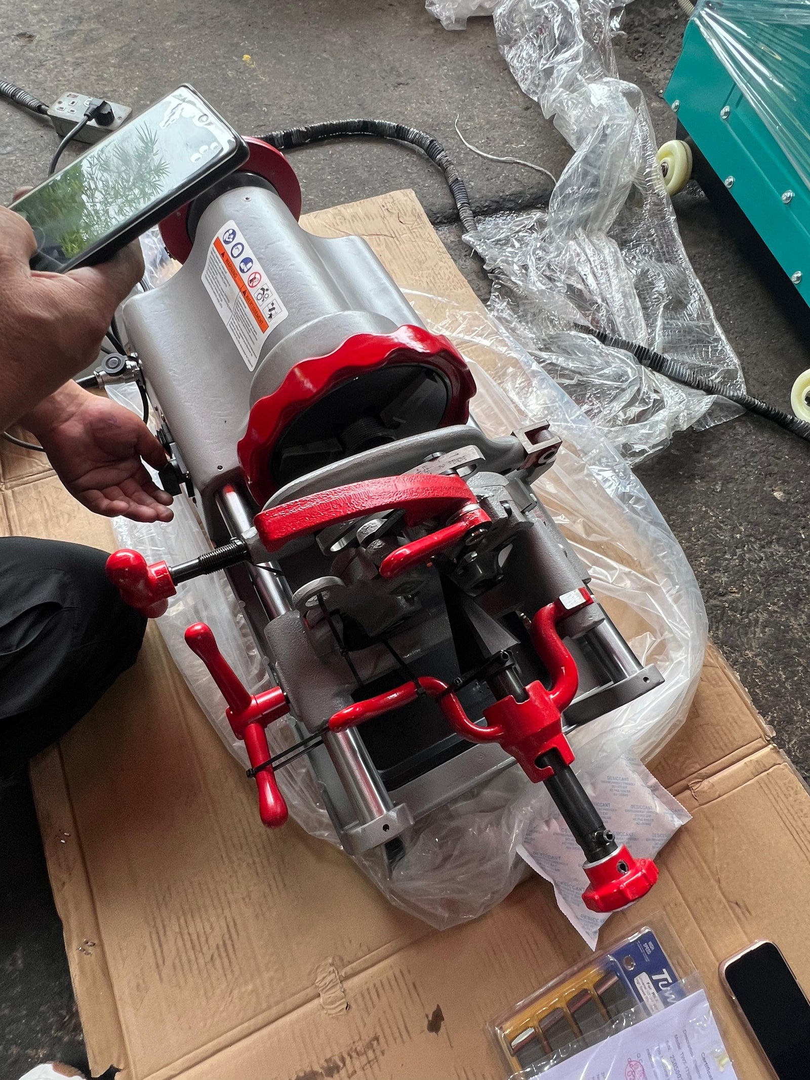Tuwei Threading Machine 1/2"-2" 1800W 240V 50HZ C/W BSPT Dies | Model: