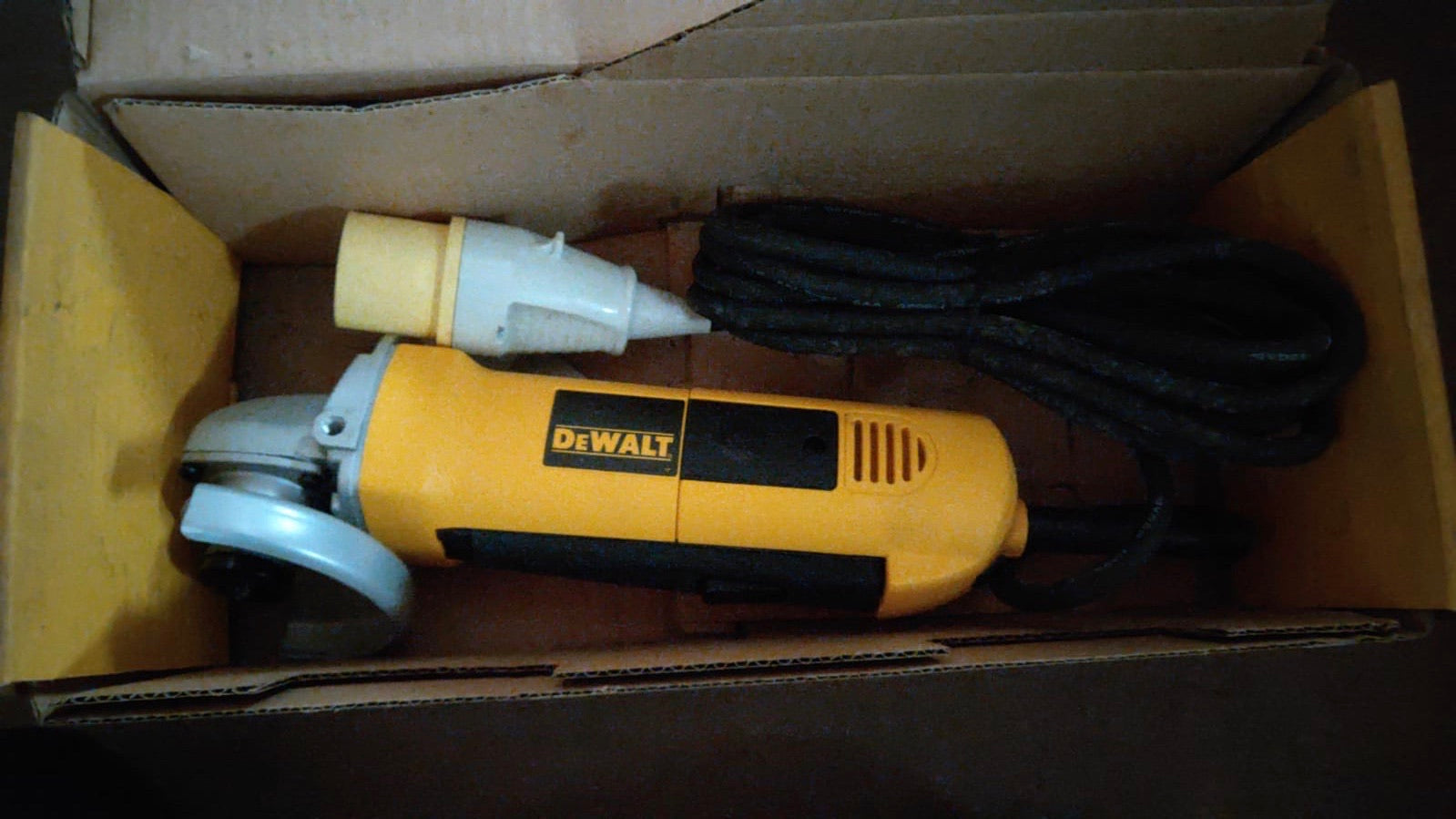 Dewalt 4'' 800W (100mm) Angle Grinder with Dead Man's Switch | Voltage