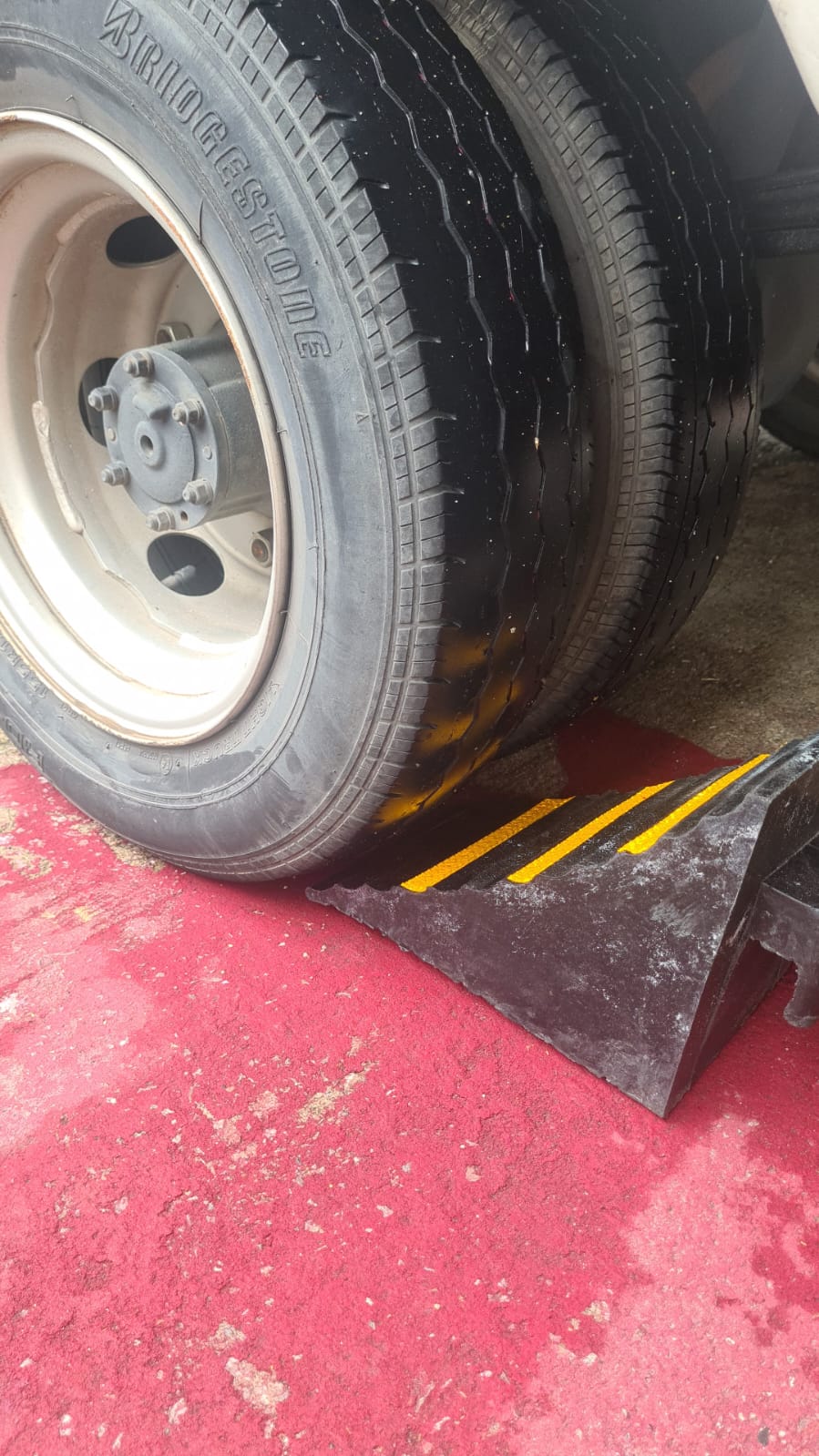 Wheel Choke Or Stopper Black Rubber 27x17x13cm | Model: RWC-9082