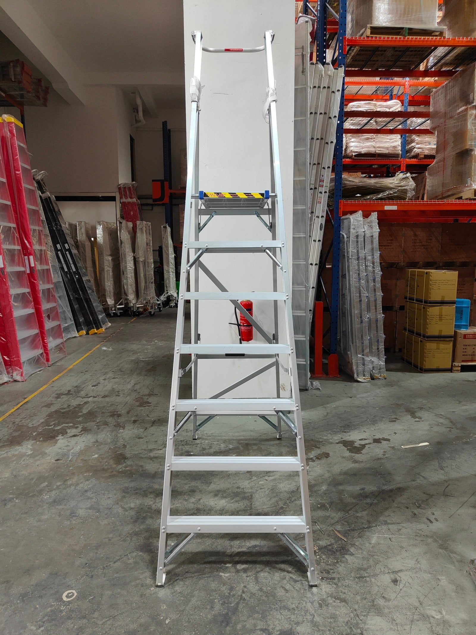 XG Aluminium Platform Ladders Come with Safety Chain | Sizes : 3 Steps