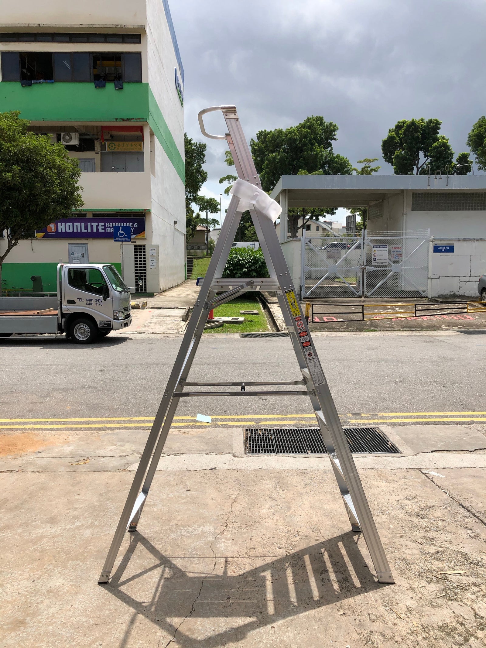 XG Aluminium Platform Ladders Come with Safety Chain | Sizes : 3 Steps