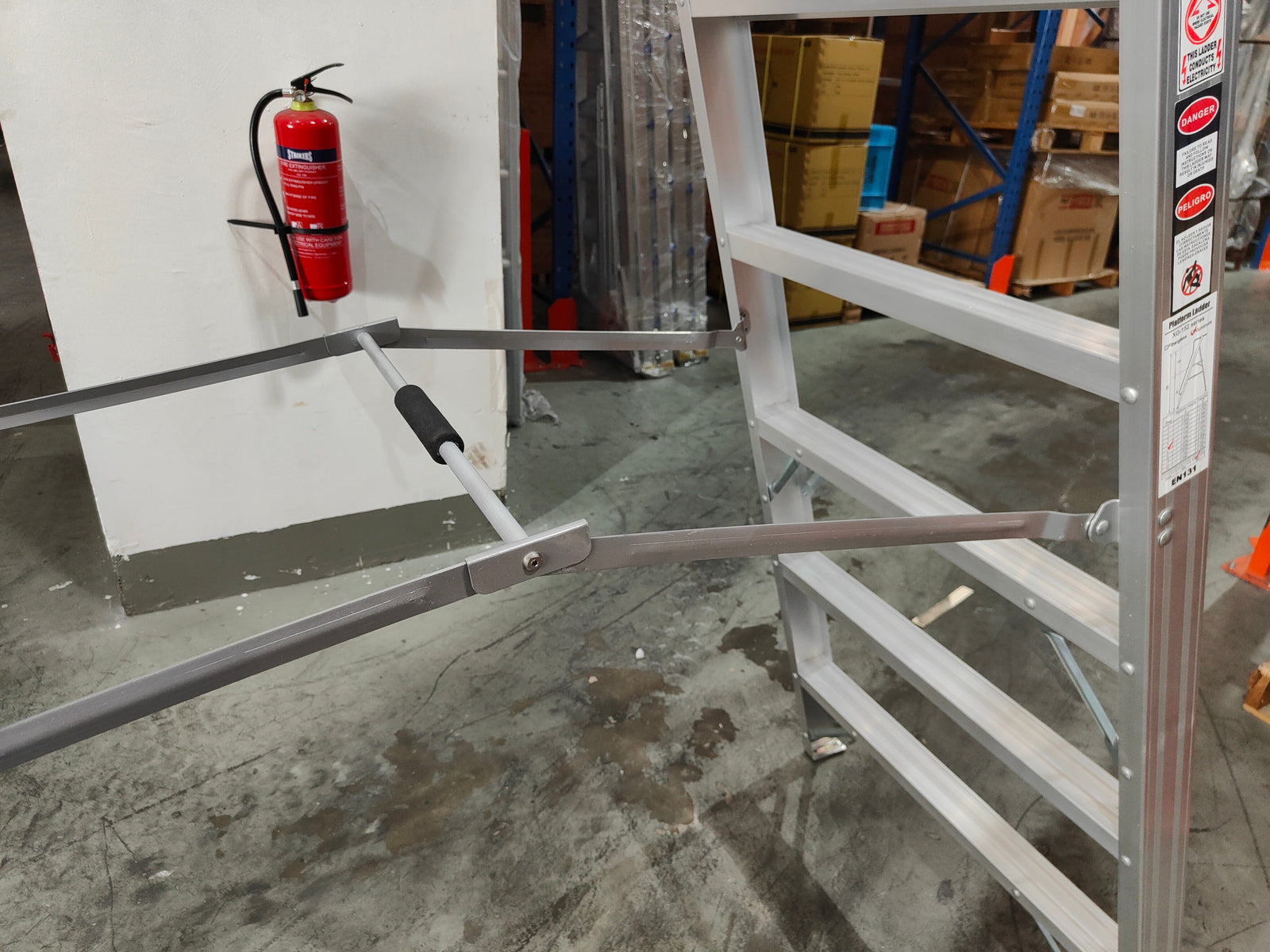 XG Aluminium Platform Ladders Come with Safety Chain | Sizes : 3 Steps