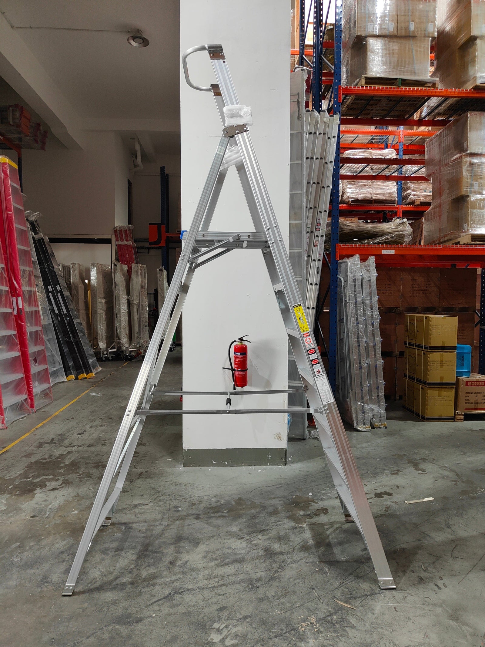 XG Aluminium Platform Ladders Come with Safety Chain | Sizes : 3 Steps