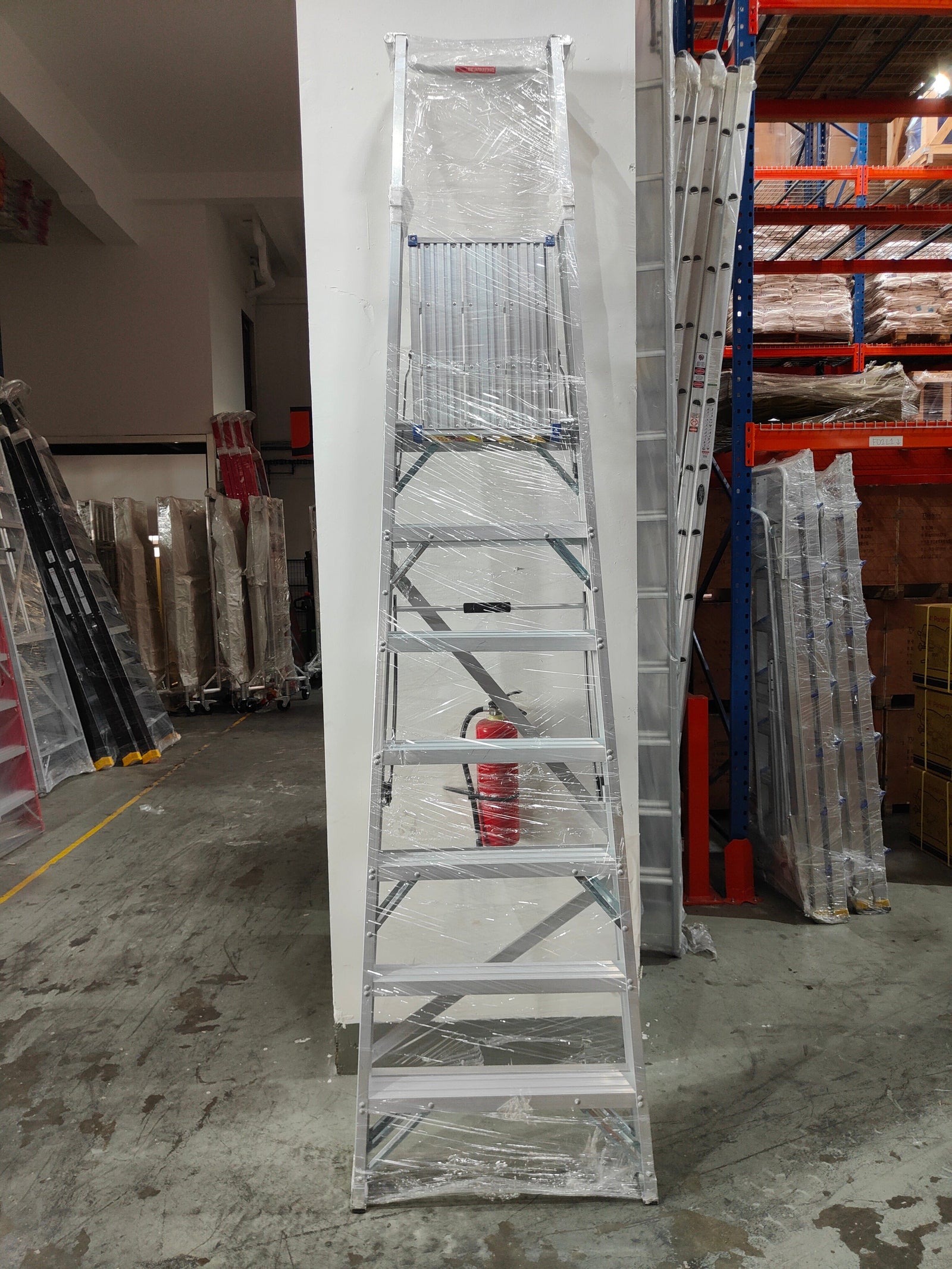 XG Aluminium Platform Ladders Come with Safety Chain | Sizes : 3 Steps