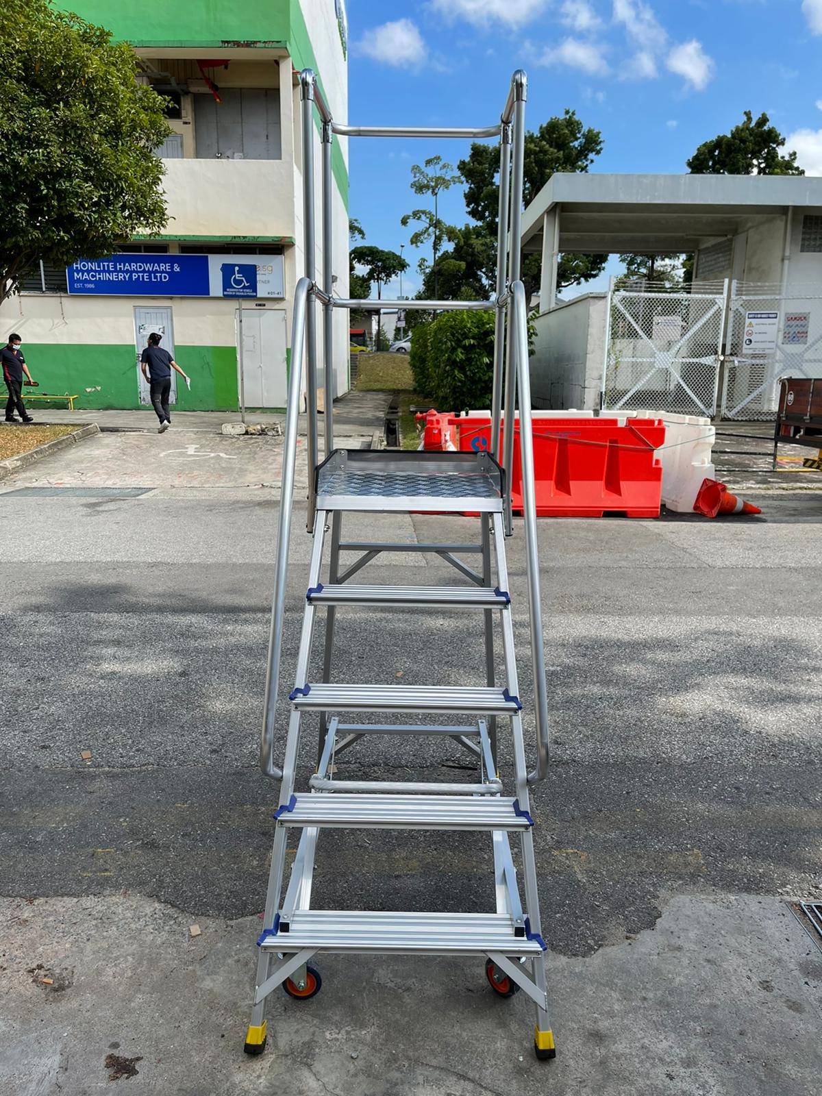 XG Aluminium Platfrom Ladder with Retractable Caster Wheels | Model