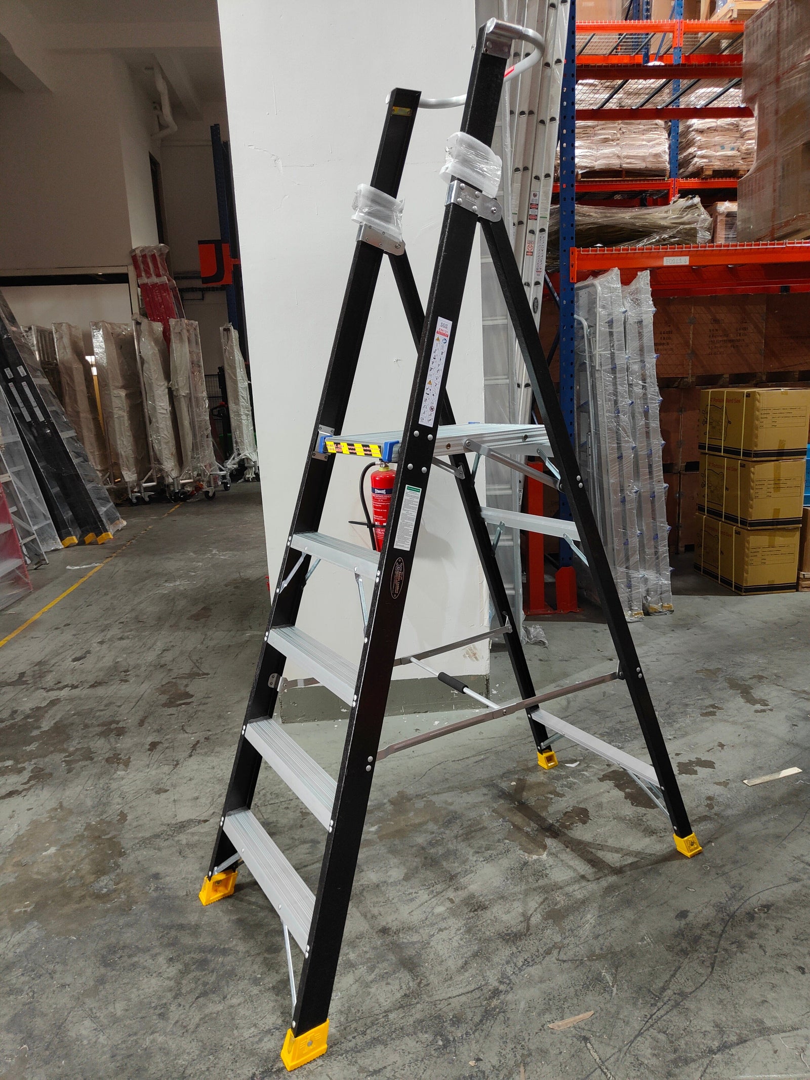 XG Fibreglass Platform Ladder Black with Safety Chain | Model: L-XG152