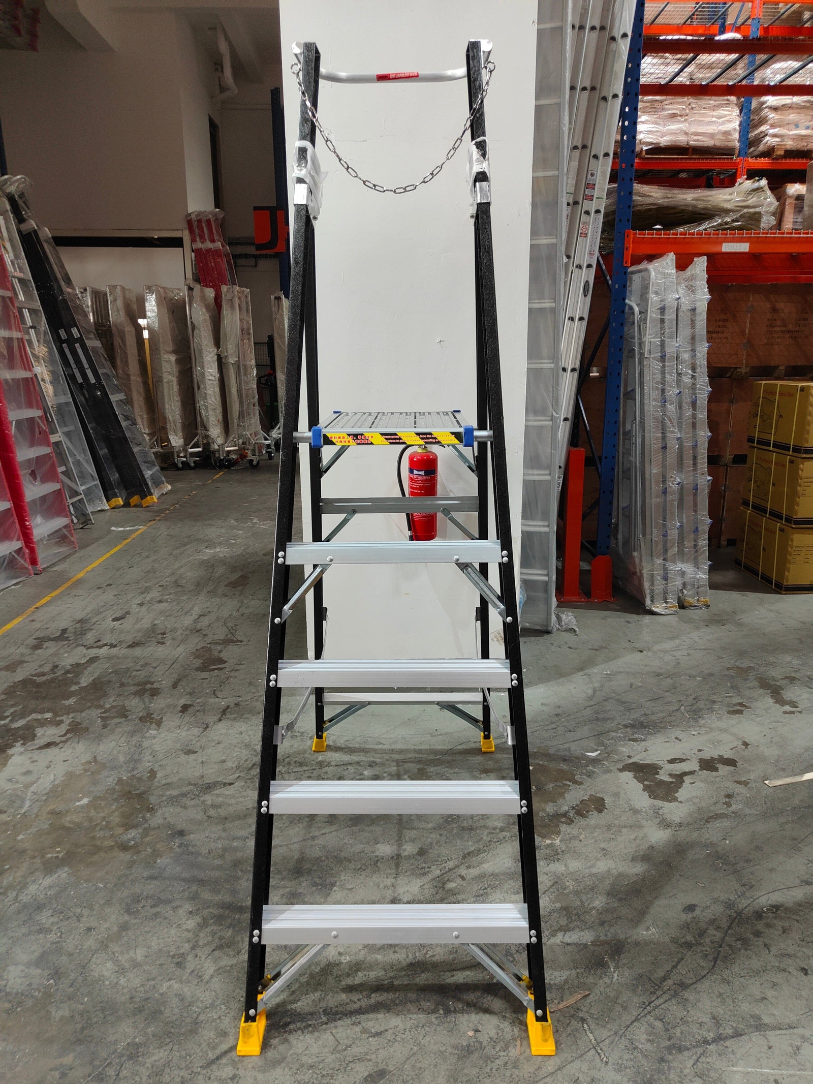XG Fibreglass Platform Ladder Black with Safety Chain | Model: L-XG152